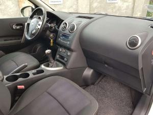 White Nissan Qashqai 2014 in Siauliai, with an engine capacity of 1.60 L and mileage of 272 thousand km for 3650 €, photo 7 on AUTOMOTO.COM.LV