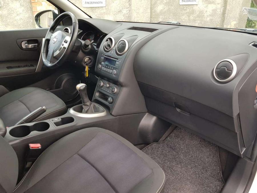 White Nissan Qashqai 2014 in Siauliai, with an engine capacity of 1.60 L and mileage of 272 thousand km for 3650 €, photo 7 on AUTOMOTO.COM.LV