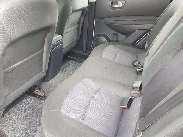 White Nissan Qashqai 2014 in Siauliai, with an engine capacity of 1.60 L and mileage of 272 thousand km for 3650 €, photo 7 on AUTOMOTO.COM.LV