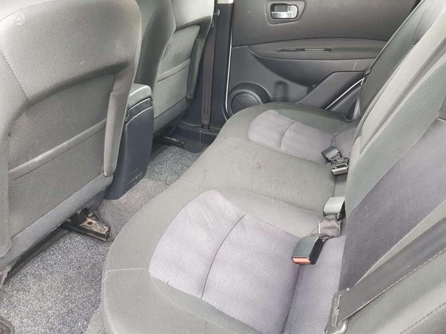White Nissan Qashqai 2014 in Siauliai, with an engine capacity of 1.60 L and mileage of 272 thousand km for 3650 €, photo 8 on AUTOMOTO.COM.LV