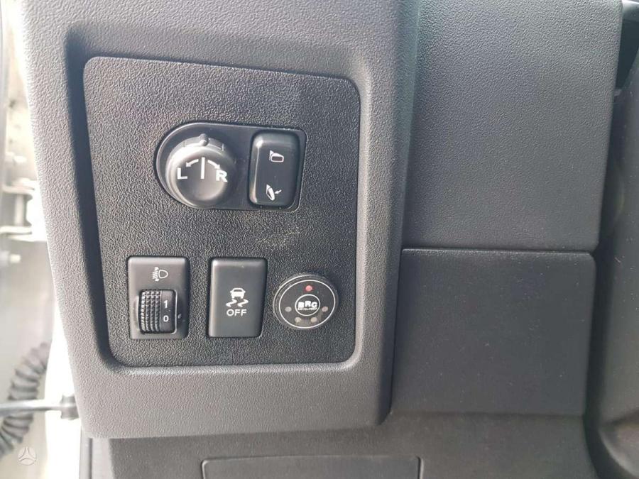 White Nissan Qashqai 2014 in Siauliai, with an engine capacity of 1.60 L and mileage of 272 thousand km for 3650 €, photo 9 on AUTOMOTO.COM.LV