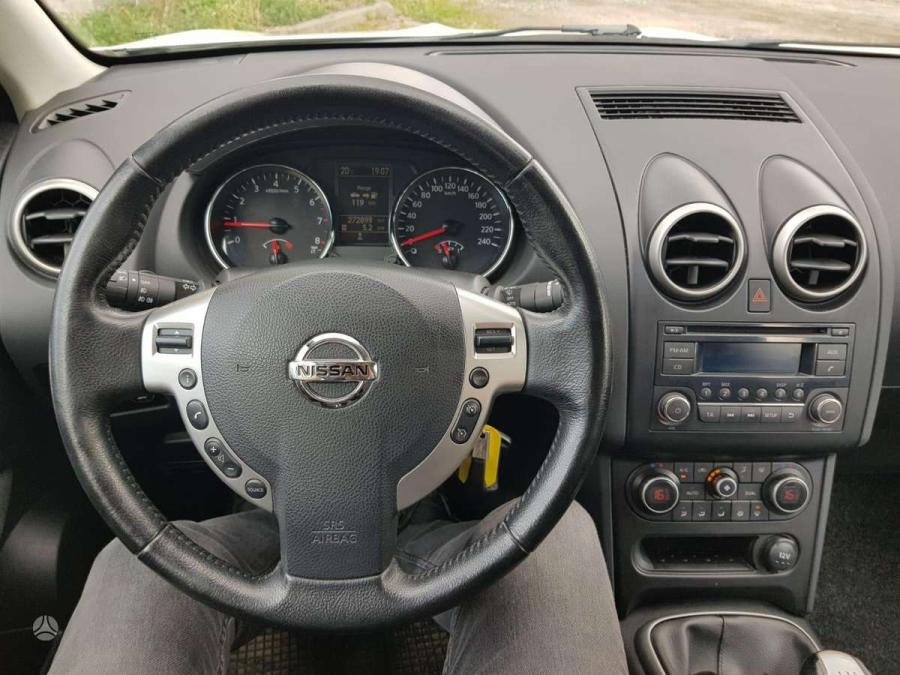White Nissan Qashqai 2014 in Siauliai, with an engine capacity of 1.60 L and mileage of 272 thousand km for 3650 €, photo 10 on AUTOMOTO.COM.LV