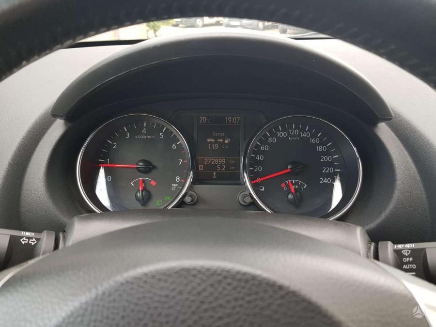 White Nissan Qashqai 2014 in Siauliai, with an engine capacity of 1.60 L and mileage of 272 thousand km for 3650 €, photo 11 on AUTOMOTO.COM.LV