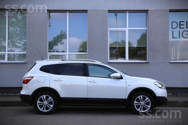 White Nissan Qashqai 2014 in Riga, with an engine capacity of 1.60 L and mileage of 313 thousand km for 4995 €, photo 3 on AUTOMOTO.COM.LV