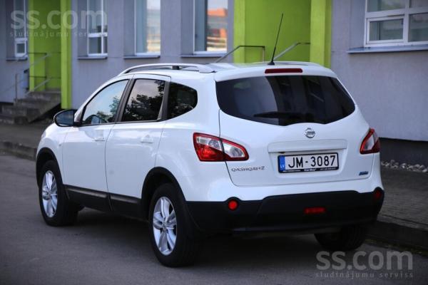 White Nissan Qashqai 2014 in Riga, with an engine capacity of 1.60 L and mileage of 313 thousand km for 4995 €, photo 5 on AUTOMOTO.COM.LV
