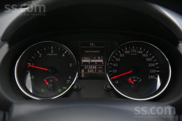 White Nissan Qashqai 2014 in Riga, with an engine capacity of 1.60 L and mileage of 313 thousand km for 4995 €, photo 7 on AUTOMOTO.COM.LV