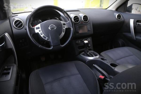 White Nissan Qashqai 2014 in Riga, with an engine capacity of 1.60 L and mileage of 313 thousand km for 4995 €, photo 8 on AUTOMOTO.COM.LV