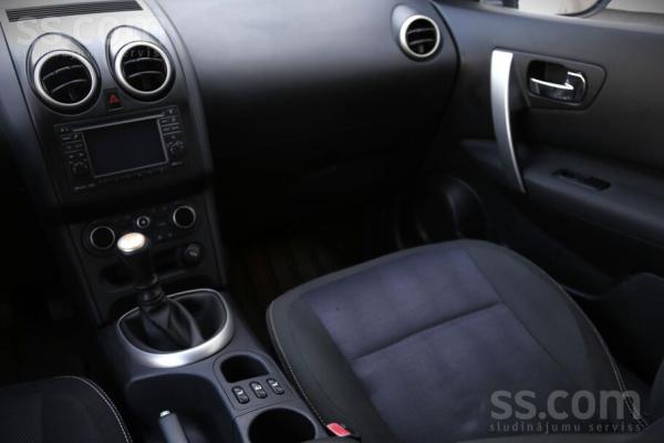 White Nissan Qashqai 2014 in Riga, with an engine capacity of 1.60 L and mileage of 313 thousand km for 4995 €, photo 9 on AUTOMOTO.COM.LV
