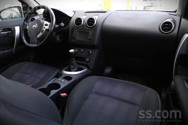 White Nissan Qashqai 2014 in Riga, with an engine capacity of 1.60 L and mileage of 313 thousand km for 4995 €, photo 10 on AUTOMOTO.COM.LV