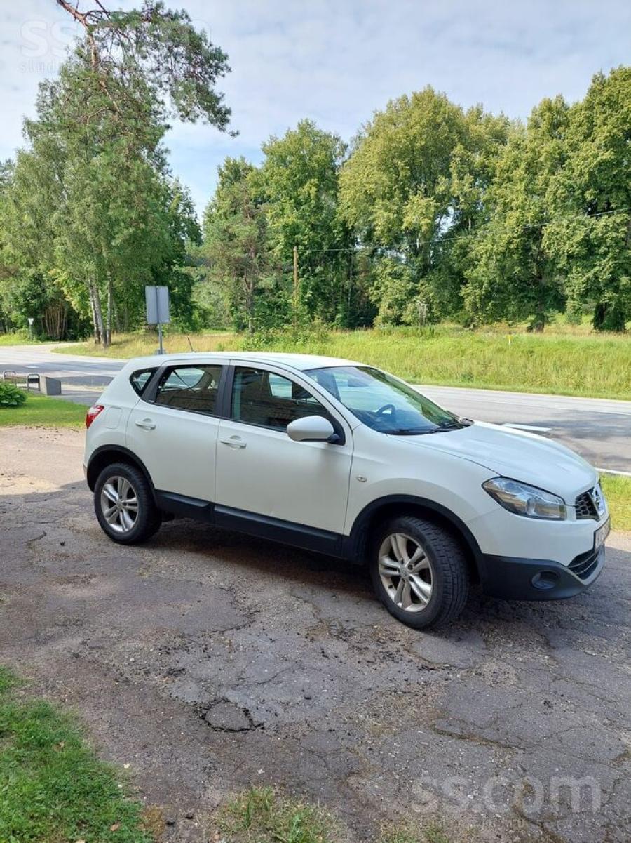 White Nissan Qashqai 2014 in Riga, with an engine capacity of 1.60 L and mileage of 261 thousand km for 5300 €, photo 1 on AUTOMOTO.COM.LV