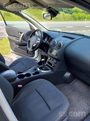 White Nissan Qashqai 2014 in Riga, with an engine capacity of 1.60 L and mileage of 261 thousand km for 5300 €, photo 4 on AUTOMOTO.COM.LV
