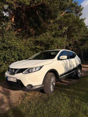 White Nissan Qashqai 2014 in Klaipeda, with an engine capacity of 1.60 L and mileage of 293 thousand km for 6950 €, photo 1 on AUTOMOTO.COM.LV