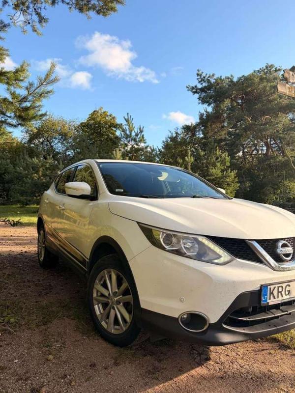 White Nissan Qashqai 2014 in Klaipeda, with an engine capacity of 1.60 L and mileage of 293 thousand km for 6950 €, photo 3 on AUTOMOTO.COM.LV