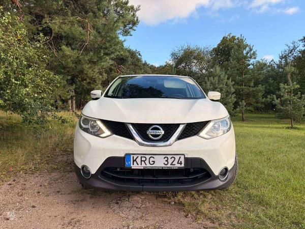 White Nissan Qashqai 2014 in Klaipeda, with an engine capacity of 1.60 L and mileage of 293 thousand km for 6950 €, photo 4 on AUTOMOTO.COM.LV