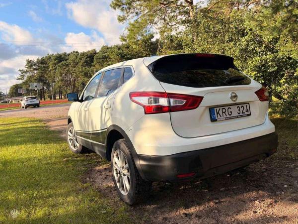 White Nissan Qashqai 2014 in Klaipeda, with an engine capacity of 1.60 L and mileage of 293 thousand km for 6950 €, photo 5 on AUTOMOTO.COM.LV
