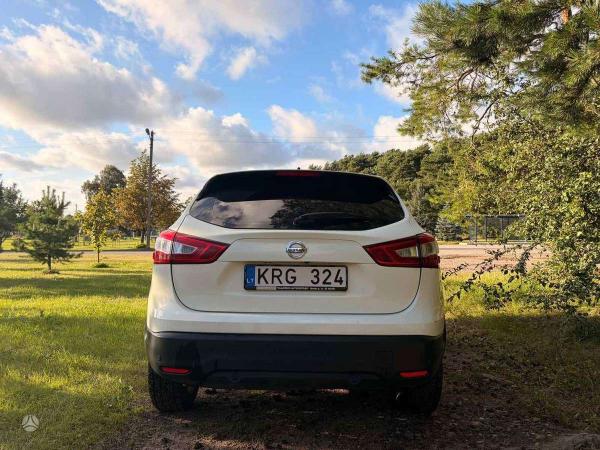 White Nissan Qashqai 2014 in Klaipeda, with an engine capacity of 1.60 L and mileage of 293 thousand km for 6950 €, photo 6 on AUTOMOTO.COM.LV