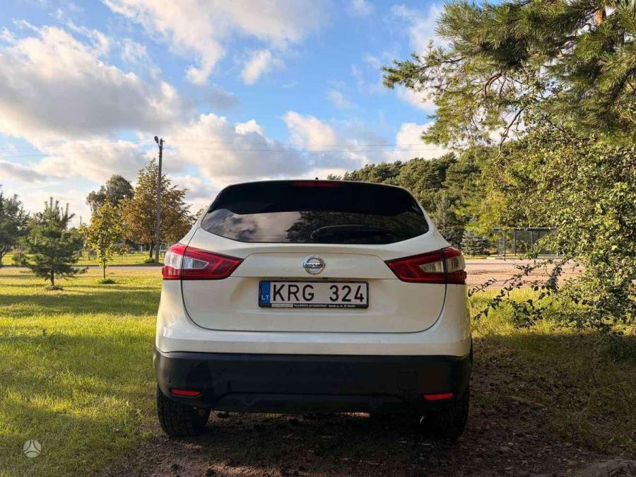 White Nissan Qashqai 2014 in Klaipeda, with an engine capacity of 1.60 L and mileage of 293 thousand km for 6950 €, photo 6 on AUTOMOTO.COM.LV