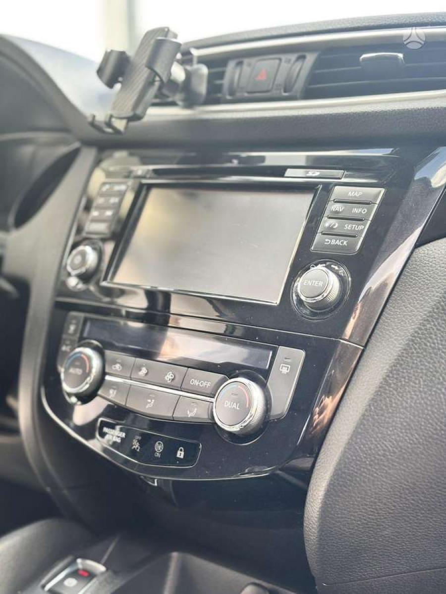 White Nissan Qashqai 2014 in Klaipeda, with an engine capacity of 1.60 L and mileage of 293 thousand km for 6950 €, photo 7 on AUTOMOTO.COM.LV