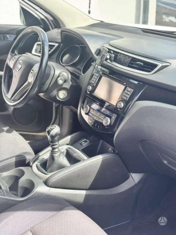 White Nissan Qashqai 2014 in Klaipeda, with an engine capacity of 1.60 L and mileage of 293 thousand km for 6950 €, photo 8 on AUTOMOTO.COM.LV