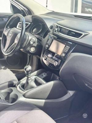 White Nissan Qashqai 2014 in Klaipeda, with an engine capacity of 1.60 L and mileage of 293 thousand km for 6950 €, photo 8 on AUTOMOTO.COM.LV