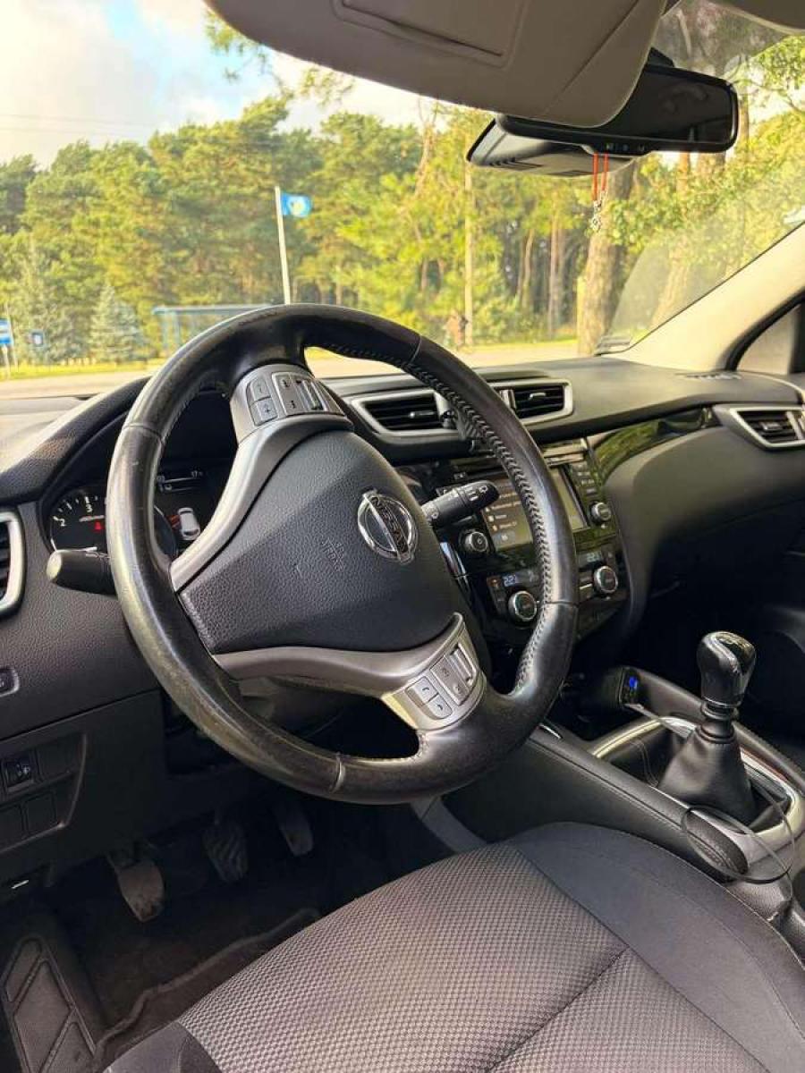 White Nissan Qashqai 2014 in Klaipeda, with an engine capacity of 1.60 L and mileage of 293 thousand km for 6950 €, photo 9 on AUTOMOTO.COM.LV