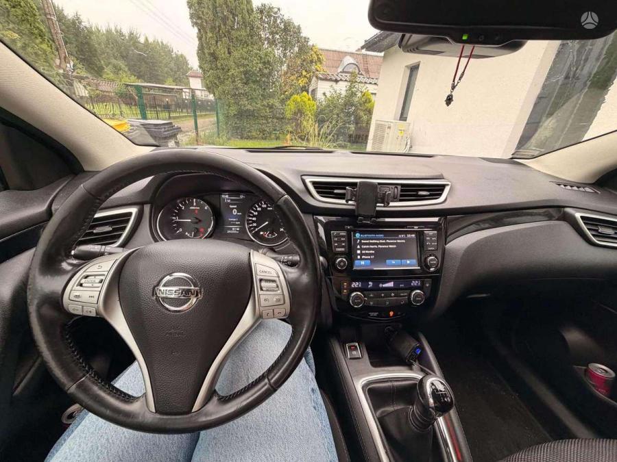 White Nissan Qashqai 2014 in Klaipeda, with an engine capacity of 1.60 L and mileage of 293 thousand km for 6950 €, photo 10 on AUTOMOTO.COM.LV