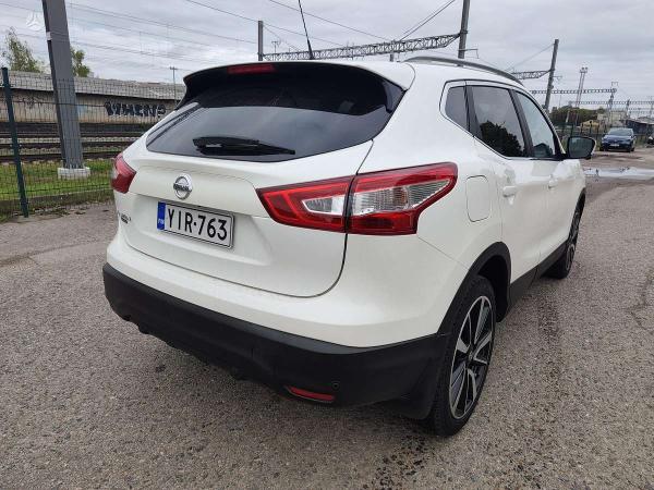 White Nissan Qashqai 2014 in Siauliai, with an engine capacity of 1.20 L and mileage of 192 thousand km for 7500 €, photo 5 on AUTOMOTO.COM.LV