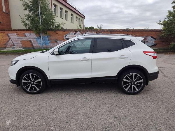 White Nissan Qashqai 2014 in Siauliai, with an engine capacity of 1.20 L and mileage of 192 thousand km for 7500 €, photo 9 on AUTOMOTO.COM.LV