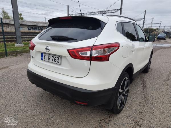 White Nissan Qashqai 2014 in Siauliai, with an engine capacity of 1.20 L and mileage of 192 thousand km for 7500 €, photo 5 on AUTOMOTO.COM.LV