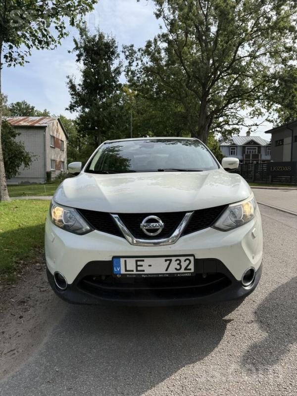 Nissan Qashqai 2014 in Riga on AUTOMOTO.COM.LV White Nissan Qashqai 2014 in Riga, with an engine capacity of 1.20 L and mileage of 181 thousand km for 5800 €, photo 3 on AUTOMOTO.COM.LV