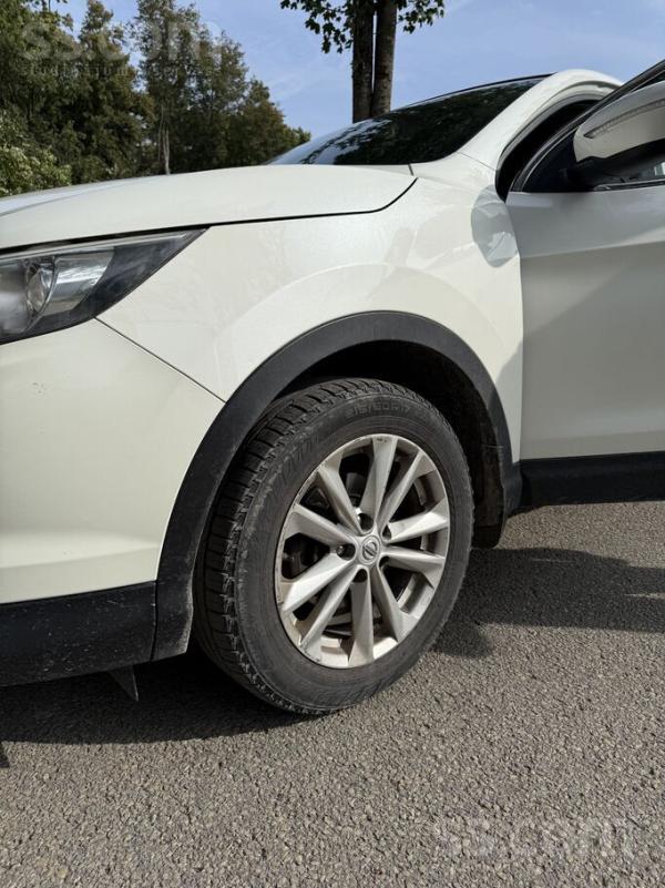 Nissan Qashqai 2014 in Riga on AUTOMOTO.COM.LV White Nissan Qashqai 2014 in Riga, with an engine capacity of 1.20 L and mileage of 181 thousand km for 5800 €, photo 5 on AUTOMOTO.COM.LV