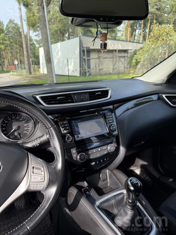 Nissan Qashqai 2014 in Riga on AUTOMOTO.COM.LV White Nissan Qashqai 2014 in Riga, with an engine capacity of 1.20 L and mileage of 181 thousand km for 5800 €, photo 10 on AUTOMOTO.COM.LV
