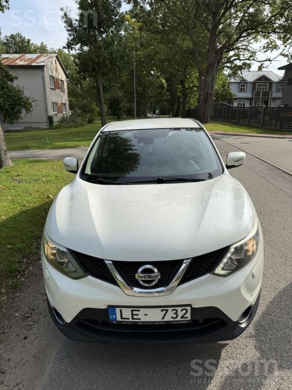 Nissan Qashqai 2014 in Riga on AUTOMOTO.COM.LV White Nissan Qashqai 2014 in Riga, with an engine capacity of 1.20 L and mileage of 181 thousand km for 5800 €, photo 11 on AUTOMOTO.COM.LV