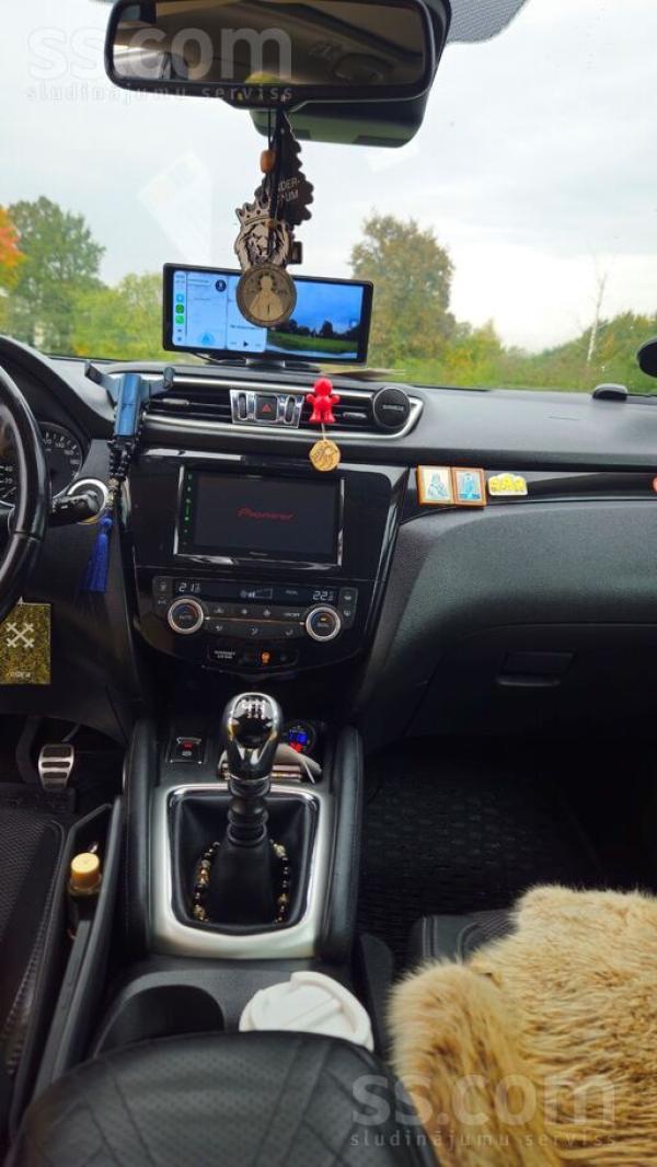 White Nissan Qashqai 2014 in Riga, with an engine capacity of 1.20 L and mileage of 219 thousand km for 8000 €, photo 5 on AUTOMOTO.COM.LV
