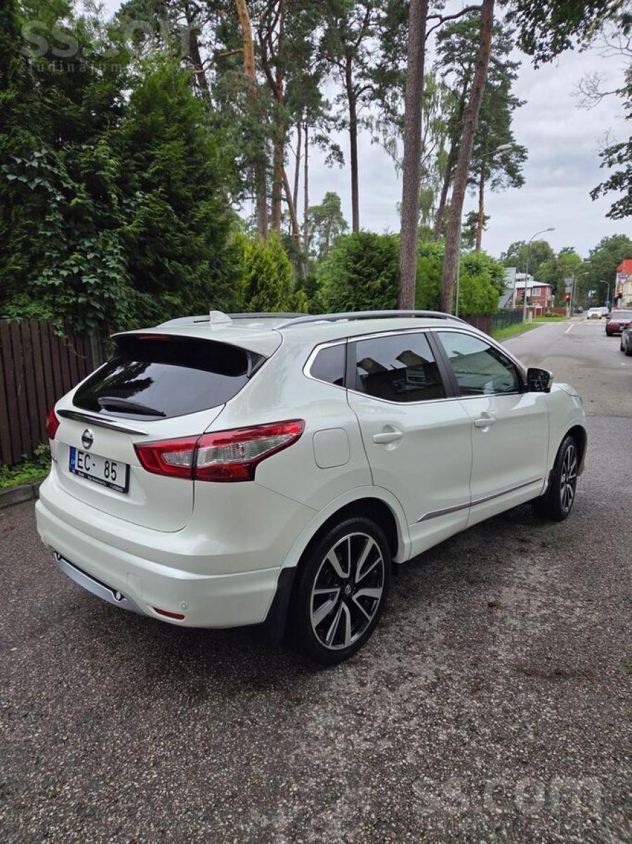 White Nissan Qashqai 2015 in Jurmala, with an engine capacity of 1.60 L and mileage of 178 thousand km for 14000 €, photo 2 on AUTOMOTO.COM.LV
