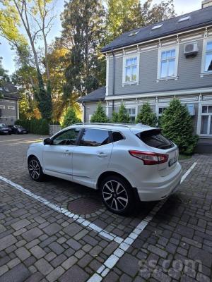 White Nissan Qashqai 2015 in Jurmala, with an engine capacity of 1.60 L and mileage of 178 thousand km for 14000 €, photo 3 on AUTOMOTO.COM.LV