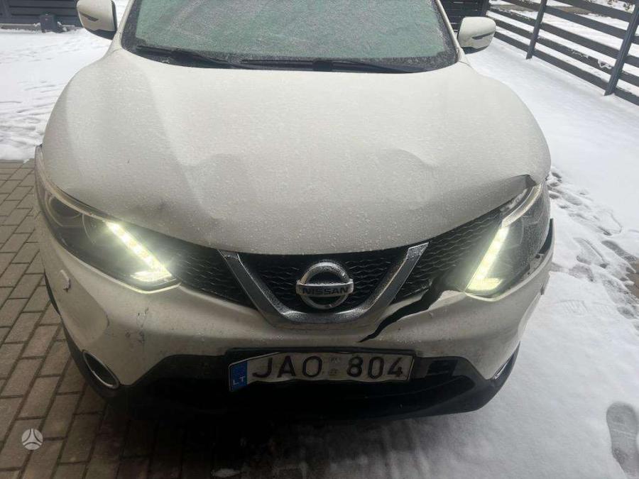 White Nissan Qashqai 2015 in Vilnius, with an engine capacity of 1.60 L and mileage of 165 thousand km for 4999 €, photo 1 on AUTOMOTO.COM.LV