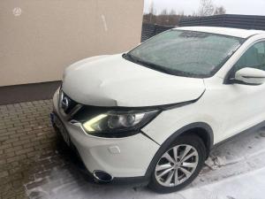 White Nissan Qashqai 2015 in Vilnius, with an engine capacity of 1.60 L and mileage of 165 thousand km for 4999 €, photo 3 on AUTOMOTO.COM.LV