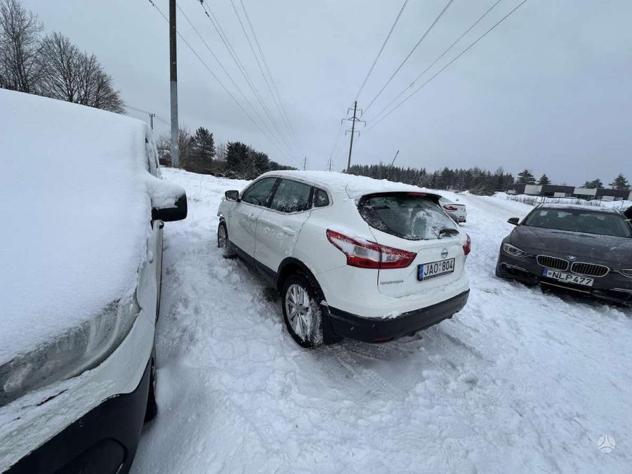White Nissan Qashqai 2015 in Vilnius, with an engine capacity of 1.60 L and mileage of 165 thousand km for 4999 €, photo 5 on AUTOMOTO.COM.LV