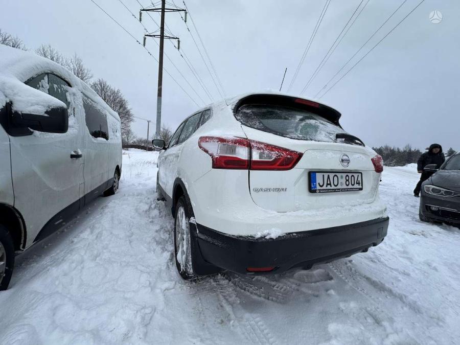 White Nissan Qashqai 2015 in Vilnius, with an engine capacity of 1.60 L and mileage of 165 thousand km for 4999 €, photo 7 on AUTOMOTO.COM.LV