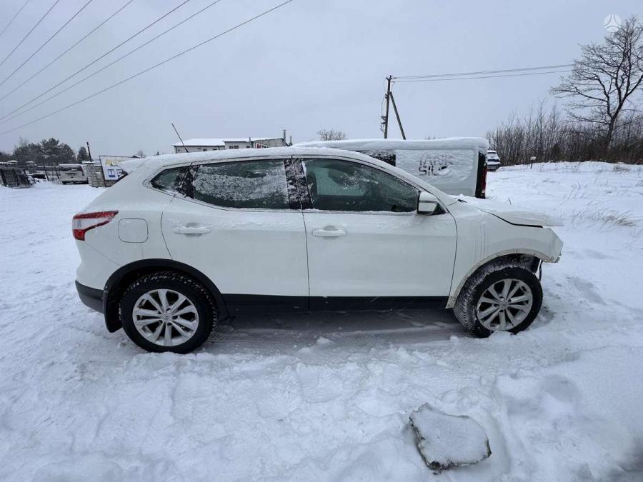 White Nissan Qashqai 2015 in Vilnius, with an engine capacity of 1.60 L and mileage of 165 thousand km for 4999 €, photo 8 on AUTOMOTO.COM.LV