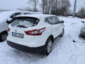 White Nissan Qashqai 2015 in Vilnius, with an engine capacity of 1.60 L and mileage of 165 thousand km for 4999 €, photo 10 on AUTOMOTO.COM.LV