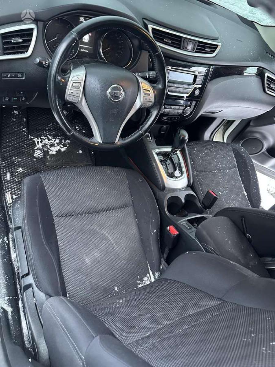 White Nissan Qashqai 2015 in Vilnius, with an engine capacity of 1.60 L and mileage of 165 thousand km for 4999 €, photo 11 on AUTOMOTO.COM.LV