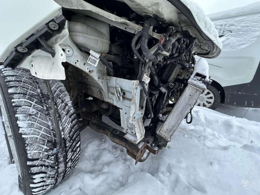 White Nissan Qashqai 2015 in Vilnius, with an engine capacity of 1.60 L and mileage of 165 thousand km for 4999 €, photo 14 on AUTOMOTO.COM.LV