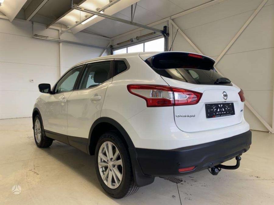 White Nissan Qashqai 2015 in Radviliskis, with an engine capacity of 1.46 L and mileage of 237 thousand km for 8550 €, photo 4 on AUTOMOTO.COM.LV