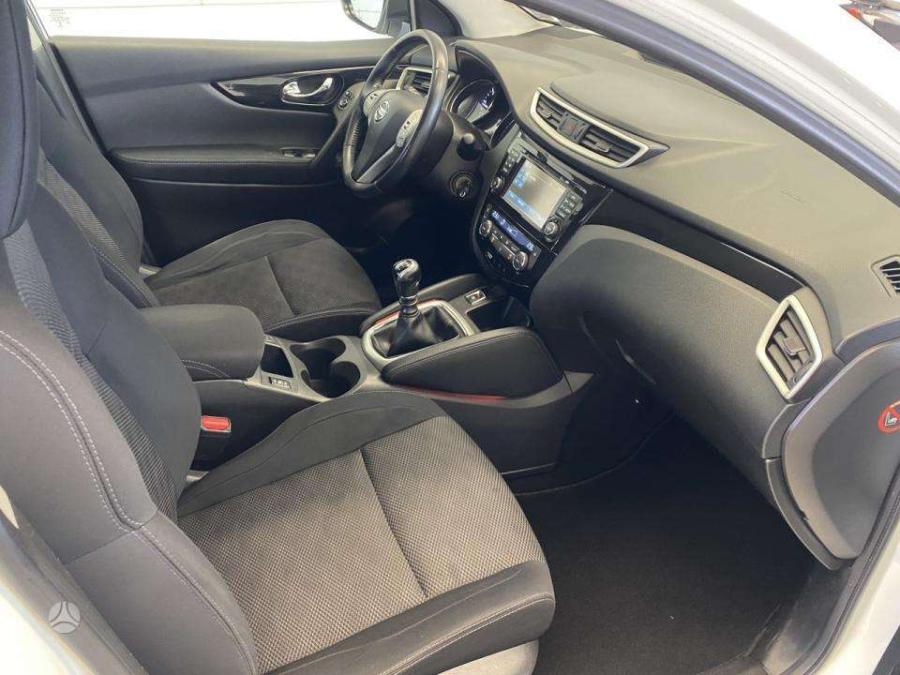 White Nissan Qashqai 2015 in Radviliskis, with an engine capacity of 1.46 L and mileage of 237 thousand km for 8550 €, photo 8 on AUTOMOTO.COM.LV