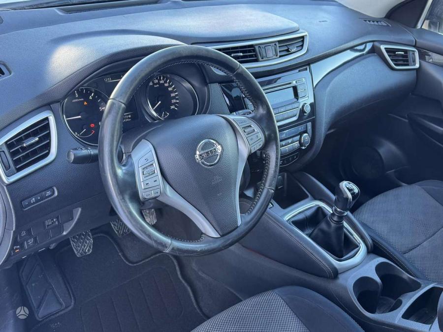White Nissan Qashqai 2015 in Taurage, with an engine capacity of 1.46 L and mileage of 225 thousand km for 6999 €, photo 8 on AUTOMOTO.COM.LV