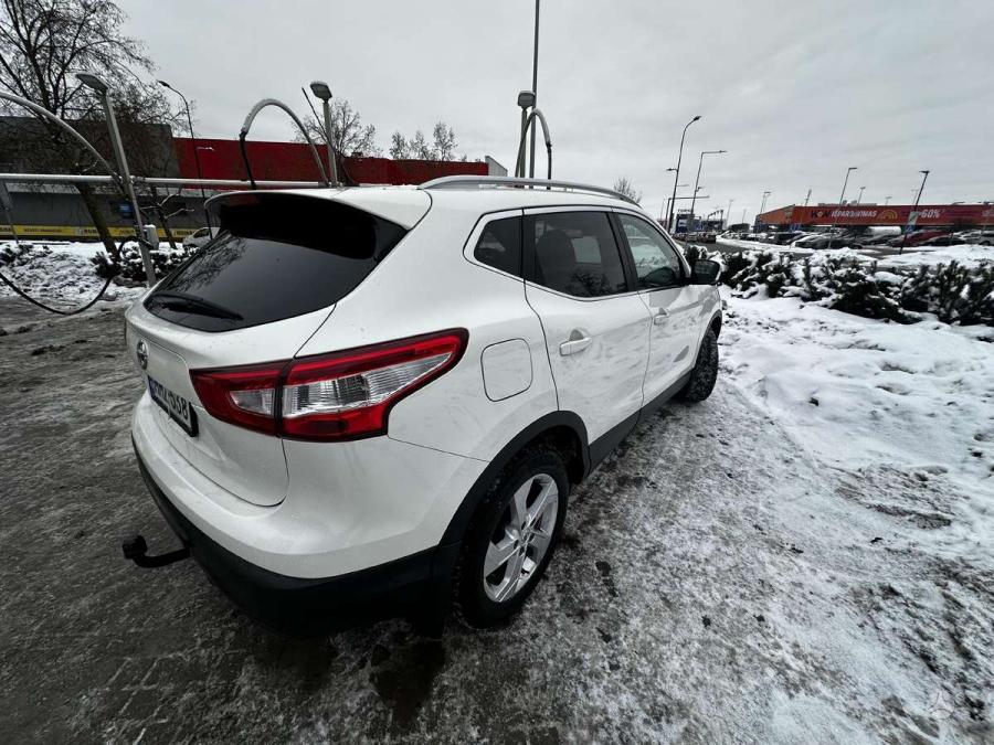 White Nissan Qashqai 2015 in Vilnius, with an engine capacity of 1.20 L and mileage of 172 thousand km for 8800 €, photo 4 on AUTOMOTO.COM.LV