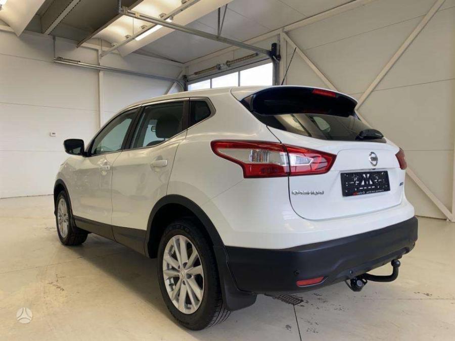 White Nissan Qashqai 2015 in Radviliskis, with an engine capacity of 1.46 L and mileage of 237 thousand km for 8550 €, photo 4 on AUTOMOTO.COM.LV