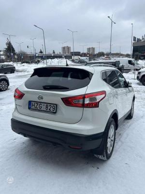White Nissan Qashqai 2015 in Vilnius, with an engine capacity of 1.20 L and mileage of 152 thousand km for 9500 €, photo 3 on AUTOMOTO.COM.LV